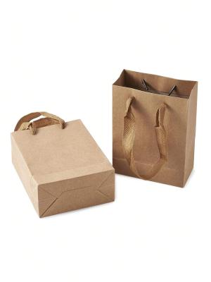 China Logotipo personalizado Bolsas de presente de papel Mão torcida Para todas as ocasiões Embalagem de calçado / roupas à venda