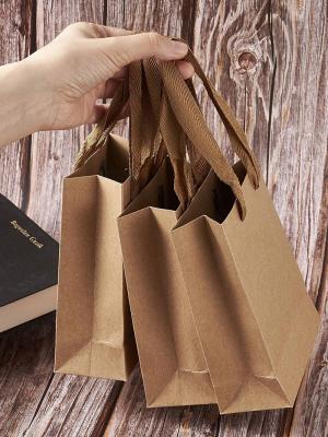 China Logotipo personalizado Bolsas de presente de papel Mão torcida Para todas as ocasiões Embalagem de calçado / roupas à venda