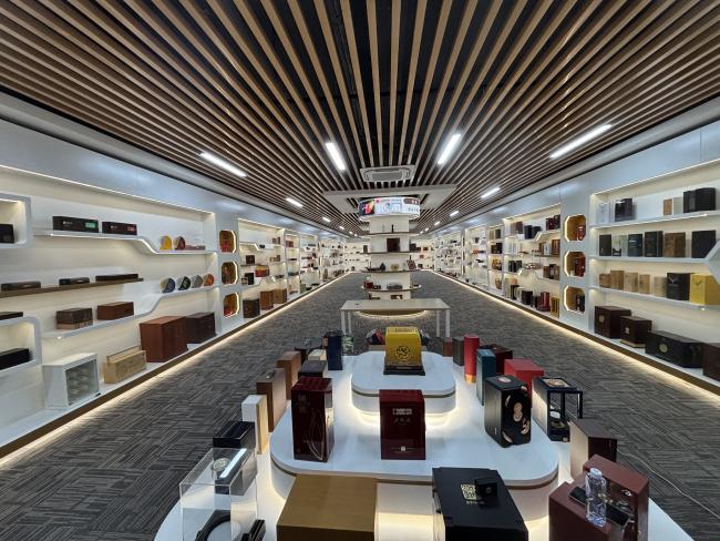 Recyclable wooden perfume box exterior view