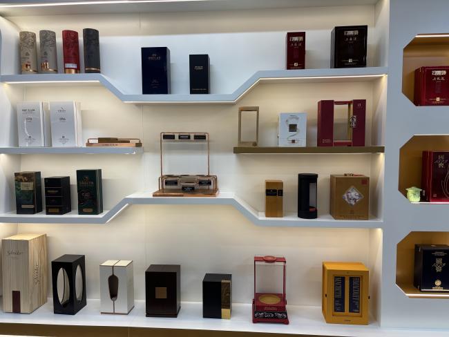 Wooden wine crate with detachable partitions