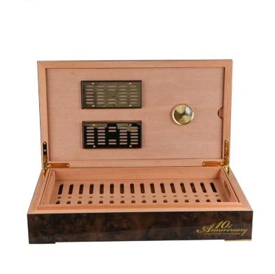 China Cedar Wood Large Holds Travel Cigar Humidor Custom Design Lacquer Cigar Box for sale