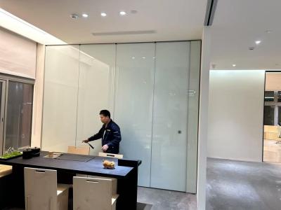 中国 アルミニウム表面材と強化ガラスを備えたモダンデザインスタイルの折りたたみ式オフィスルームセパレーター 販売のため