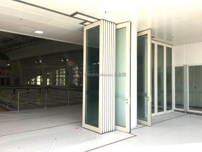 中国 耐久性のあるアルミニウム合金で作られた 現代の装飾用壁分割器で エレガンスを加えましょう 販売のため