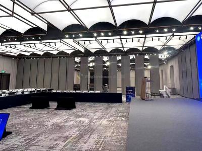 China Salões de banquetes Parede divisória móvel com superfície de MDF e isolamento sonoro de até 43-50 dB à venda