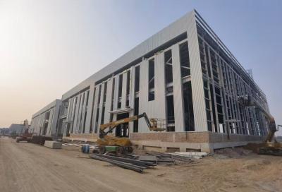 China Armazém de estrutura de aço industrial com feixe H e revestimento de telhado de painel de sanduíche for sale