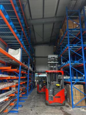 China Prefabricated Steel Warehouse with Stainless Steel Gutter System Environmentally Friendly Materials and Steel Sheet Sandwich Panel Construction for sale