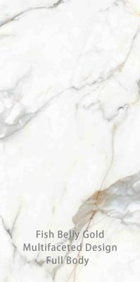 Cina Bianco e oro 900x1800MM Piastrelle di porcellana di superficie rocciosa per decorazioni moderne in vendita