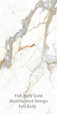 Cina Bianco e oro 900x1800MM Piastrelle di porcellana di superficie rocciosa per decorazioni moderne in vendita