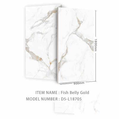 Cina Bianco e oro 900x1800MM Piastrelle di porcellana di superficie rocciosa per decorazioni moderne in vendita