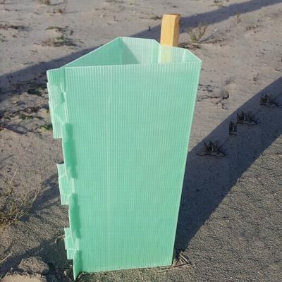 中国 PPはプラスチック木の監視コルフルートのプラスチック木の幹の保護装置を波形を付けた 販売のため