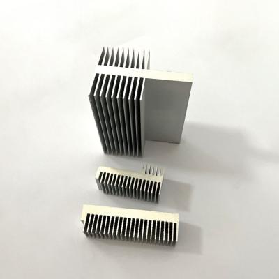 中国 中国 ISO アルミニウムプロファイル カスタムヒートシンク設計工場 6063 アルミニウムエクストルーデッドラジエーターヒートシンク 販売のため