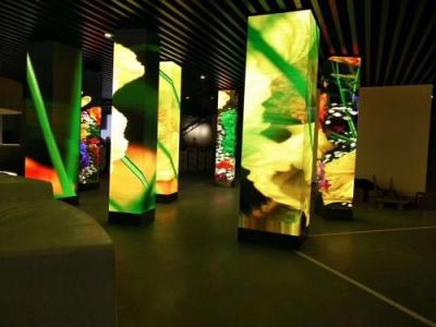 China Naadloze hoek gebogen LED video muur, tentoonstelling LED-display zachte module Te koop