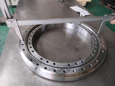 Cina Crossed Roller Slewing Bearing 110.25.823.12 Size 980x714x101mm in vendita