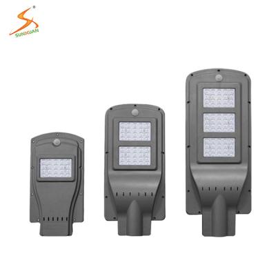 China Altos la lámpara al aire libre solar IP65 del lumen 3535 impermeabiliza todo en el un panel solar llevó la luz de calle 20W 40W 60W en venta