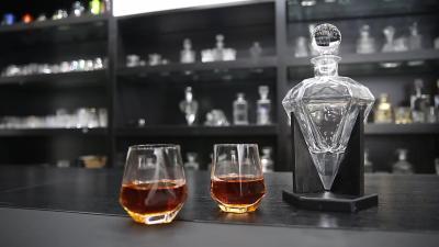 China Factory Direct Sale Diamond Whisky Decanter 750 ml Geometric Hexagonal Design Whiskey Glass Set of 2 Glasses for Wedding Part for sale