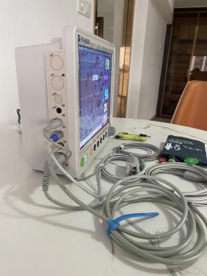 中国 12.1インチ5パラメータポータブル患者モニター（医療用、16言語対応） 販売のため