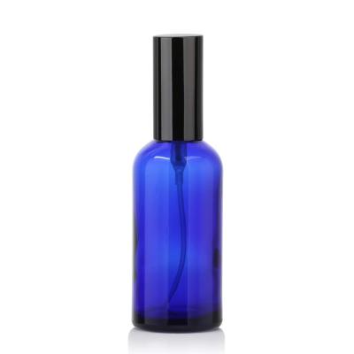 Cina Bottiglia cosmetica dello spruzzo della pompa di vetro blu di LinDeer 50ml con lo spruzzatore del Black Mist in vendita