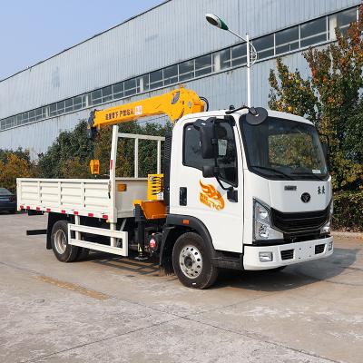 Cina camion piccolo montato su gru camion da carico 4x2 con gru in vendita