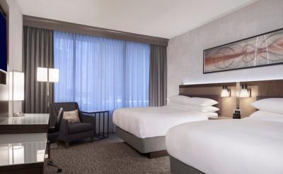 Cina Insieme di camera da letto di legno dell'hotel della mobilia della stella della stanza 4 del letto dell'hotel in vendita