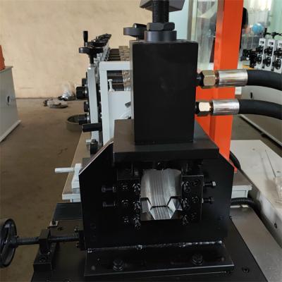 China Omega de alta velocidad automática perfila el perno prisionero de la mampostería seca y el rollo de la pista que forman la línea de la máquina en venta