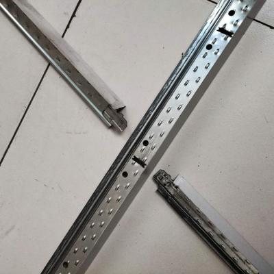 중국 티 그리드 빛 키일 롤 성형기 천장 채널 롤 성형기를 맞추는 달반자 판매용