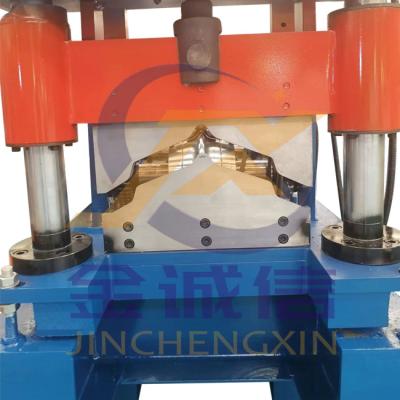Cina 15-20m/Min Roof Ridge Cap Roll che forma la macchina ha galvanizzato il controllo d'acciaio dello SpA in vendita
