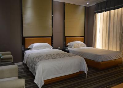 China Mobília terminada noz do quarto de hóspedes do hotel com quadro de aço inoxidável à venda