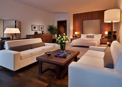 China Mobília comercial do hotel do painel de mogno moderno com cama enorme à venda