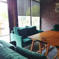China Modern Design Multi-Unit Prefab Shipping Container House with Customized Color for sale