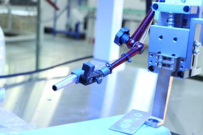 China Automatische continue lasersweismachine met lithiumbatterij van 2000w lasersweismachine met 4 assen Te koop