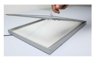 Cina Scatola leggera esile su misura di colore LED con il bordo acrilico per annunciare in vendita