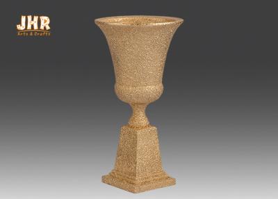 Cina Forma del trofeo del vaso glassata classico della Tabella del centro delle piantatrici dell'urna della vetroresina dell'oro in vendita