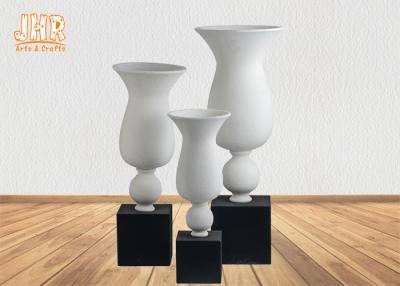 Cina Piantatrice bianca glassata decorativa del vaso della vetroresina con la base nera glassata in vendita