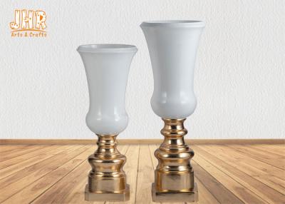 Cina Piedestallo bianco lucido contemporaneo della foglia di oro delle piantatrici della vetroresina per nozze in vendita