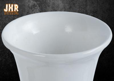 Cina Vasi bianchi lucidi del pavimento delle piantatrici della vetroresina di forma della tazza per nozze domestiche dell'hotel in vendita
