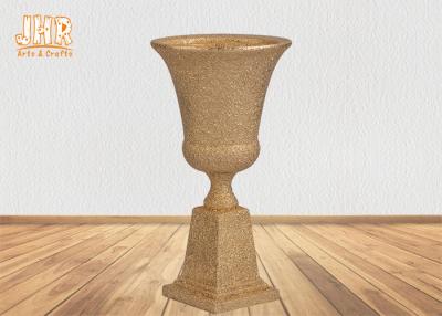 Cina Forma del trofeo del vaso glassata classico della Tabella del centro delle piantatrici dell'urna della vetroresina dell'oro in vendita