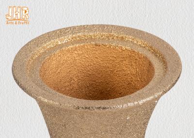Cina Forma del trofeo del vaso glassata classico della Tabella del centro delle piantatrici dell'urna della vetroresina dell'oro in vendita
