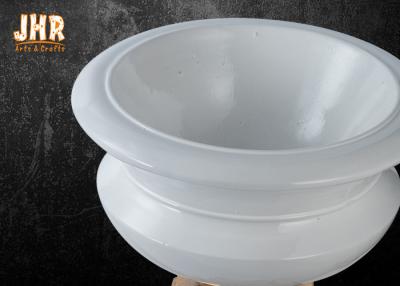Cina Vaso di fiore bianco lucido della vetroresina con i vasi del pavimento del piedistallo della foglia di oro in vendita