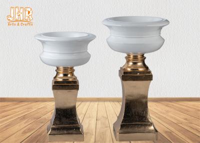 Cina Vaso di fiore bianco lucido della vetroresina con i vasi del pavimento del piedistallo della foglia di oro in vendita