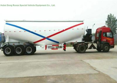 China tri remolque del tanque del cemento del bulto del árbol 55-70cbm con el motor diesel para el polvo seco Meterial en venta
