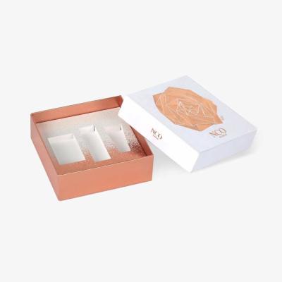 中国 空っぽの香水包装 ギフトボックス プレスされた質感 高級のギフトカバー 包装ボックス カスタマイズ 販売のため