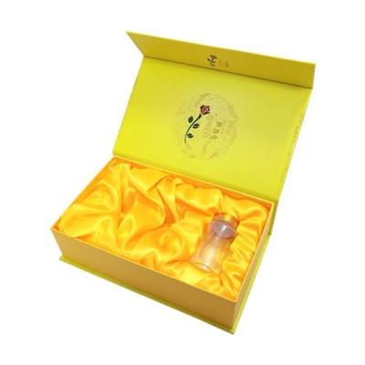 Cina Il cosmetico stampato abitudine delle stoviglie inscatola la stampa offset di CMYK con chiusura magnetica in vendita