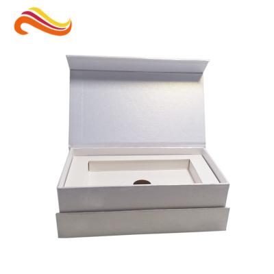 Cina Contenitori di regalo rigidi d'argento di rettangolo, colore magnetico fatto a mano del contenitore di regalo su misura in vendita