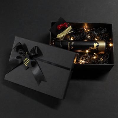 Chine Boîte-cadeau rigides noirs faits sur commande du papier d'art C1S C2S avec le ruban à vendre