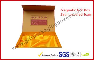 中国 磁気堅いギフト用の箱のサテンは紫外線コーティングで泡を覆いました 販売のため