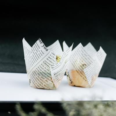 Cina Tazze bianche d'imballaggio del muffin del tulipano di stile del giornale di prodotto da forno impermeabile al grasso in vendita