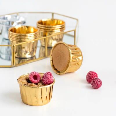 Cina Prodotto da forno della prova di olio che imballa le tazze di carta del bigné dorato del muffin 50MM in vendita