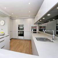 China Blum Modular PVC Kitchen Cabinet 18mm Plywood Moisture Proof Custom Sizes for sale