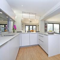 China Blum Modular PVC Kitchen Cabinet 18mm Plywood Moisture Proof Custom Sizes for sale