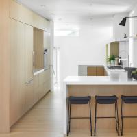 China MDF Melamine White Kitchen Cabinets 18mm Moisture Proof Modern Set for sale
